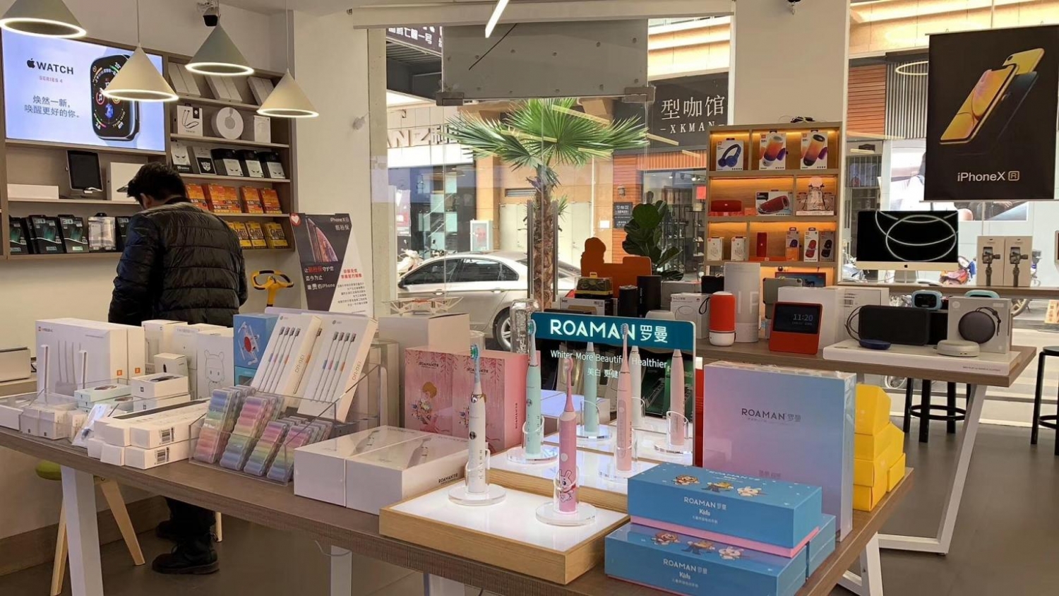 RECHI Provides Global Electronics Retailers With Retail Display & Store ...